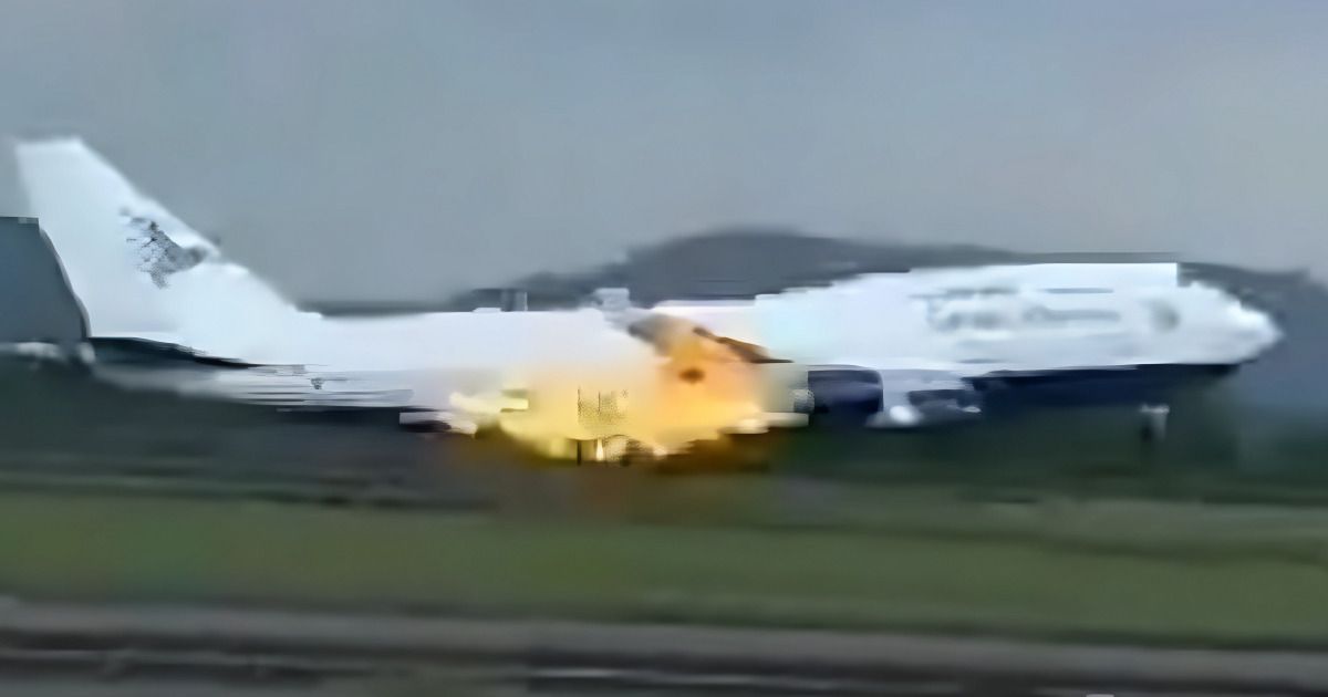 Not Again: Another Boeing Disaster As Flames Shoot Out Of Engine During ...