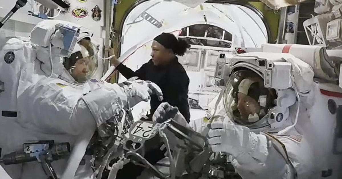 NASA Astronauts' Spacesuits Malfunction In Space, Mission Called Off ...
