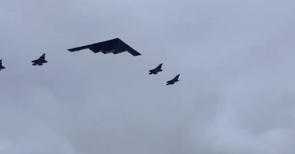 EPIC: President Trump Orders B-2 Stealth Bombers To Fly Over Putin's ...