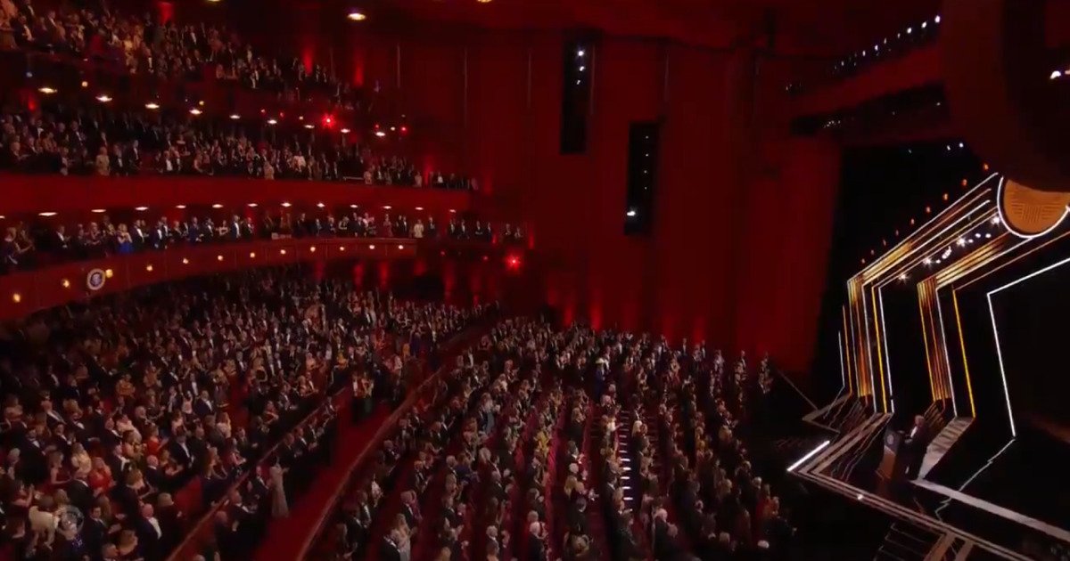 WATCH: Crowd Erupts in MASSIVE Applause as President Trump Hosts Trump ...