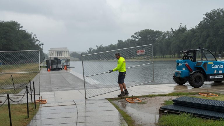WATCH: Fencing Installed Around Lincoln Memorial Reflecting Pool Amid ...