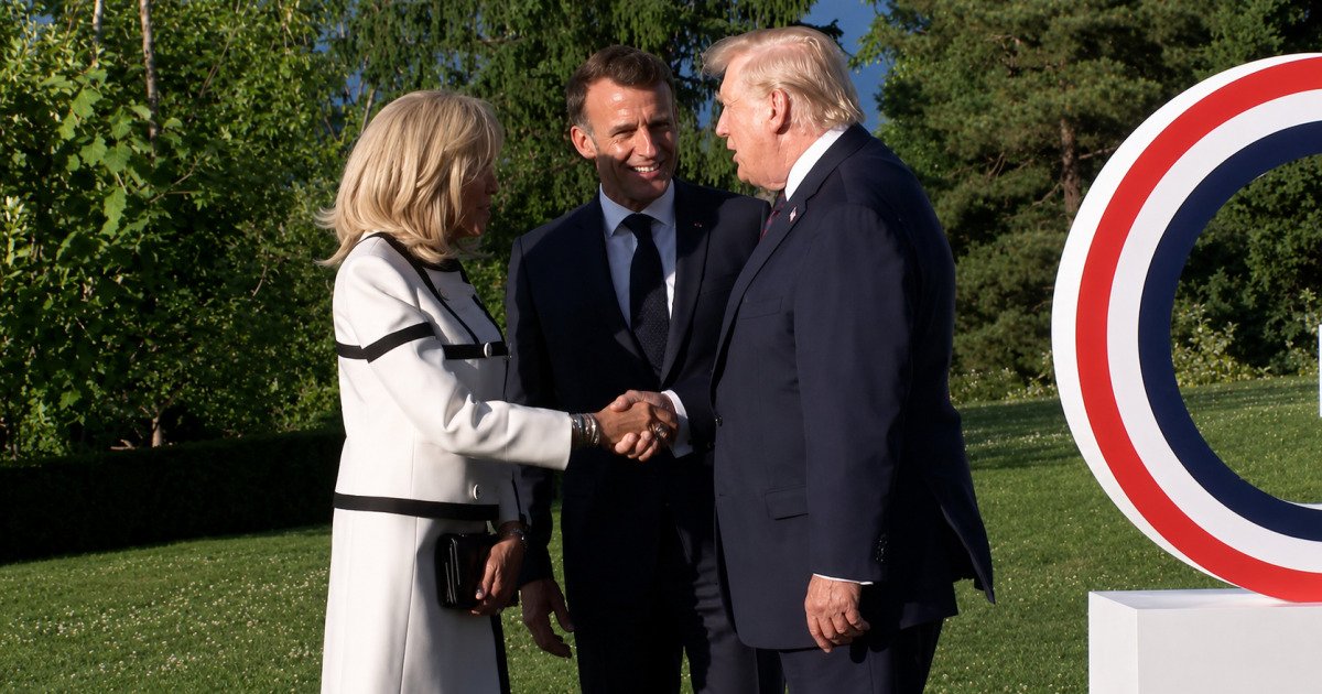 President Trump Has A Hilarious New Handshake Battle With A Different ...